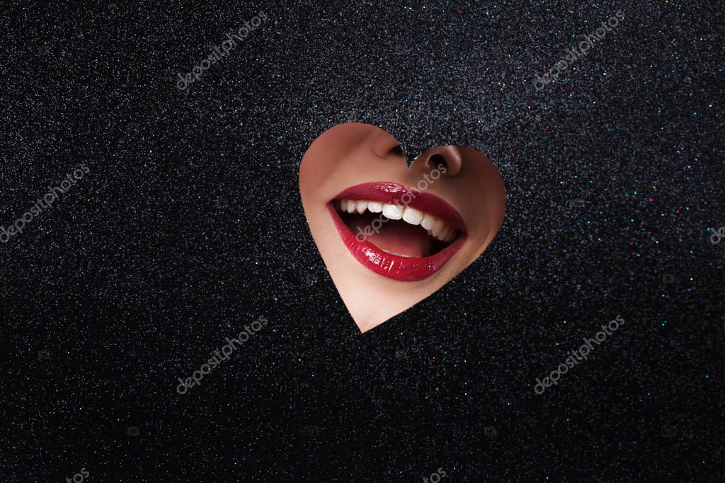 Labios femeninos sonrientes con lápiz labial rojo en un corte en forma ...