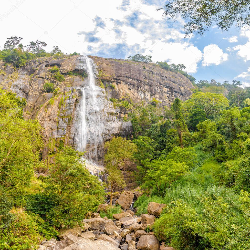 Vista a 220 m de altura Diyaluma Falls - segunda cascada más alta, Sri ...