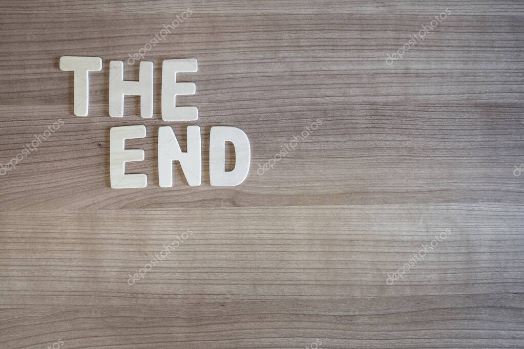 The End palabras con letras de madera sobre fondo de madera 2022