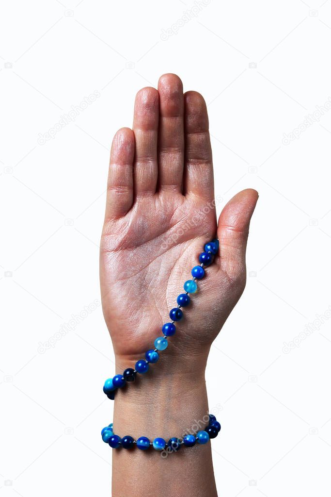 Una mano femenina en un brillo con una braseleta de gemas azules en un ...