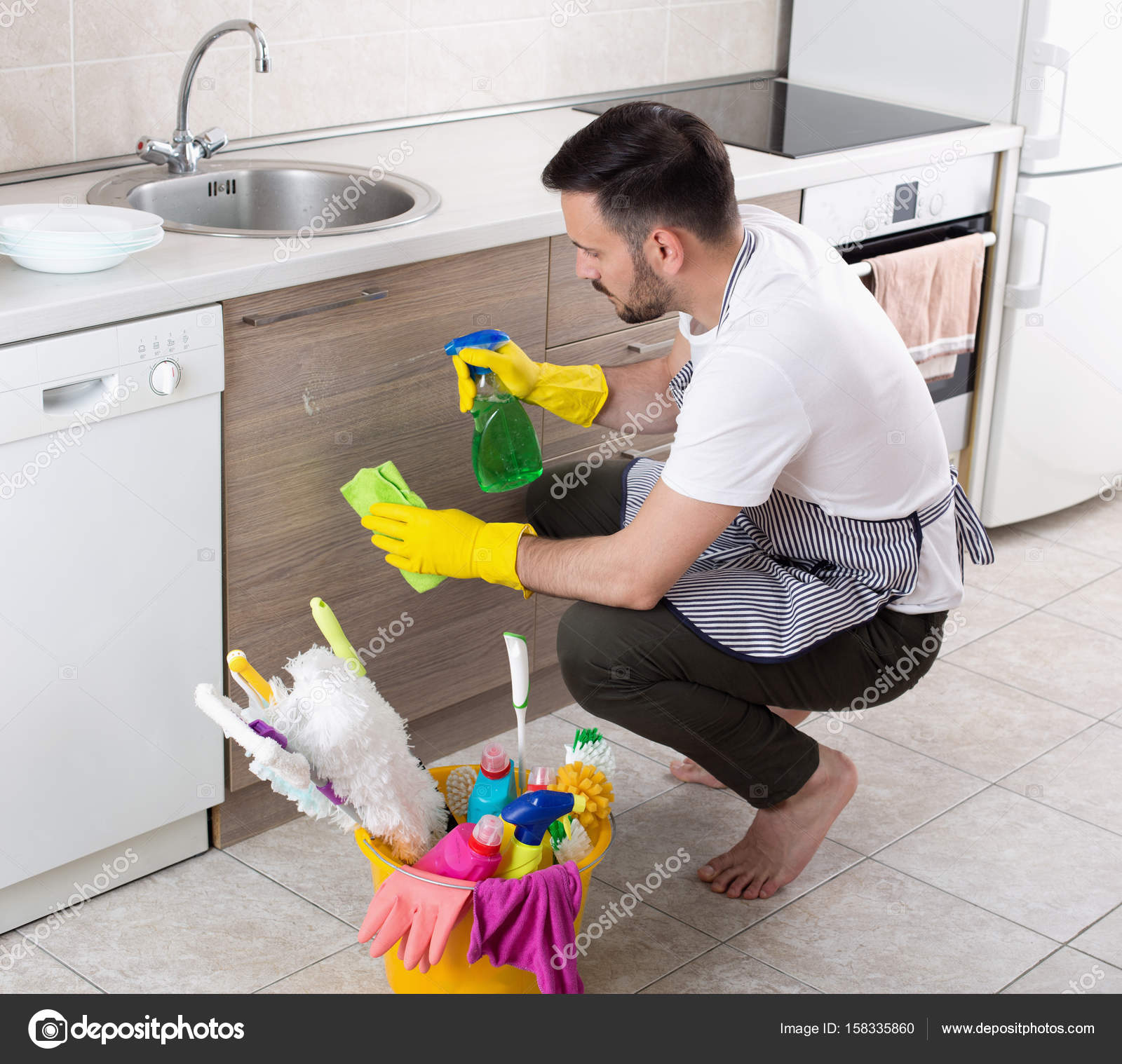 Hombre limpiando gabinetes de cocina: fotografía de stock © budabar ...