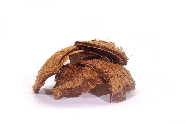 La cáscara de coco duro se utiliza para hacer carbón sobre fondo blanco ...