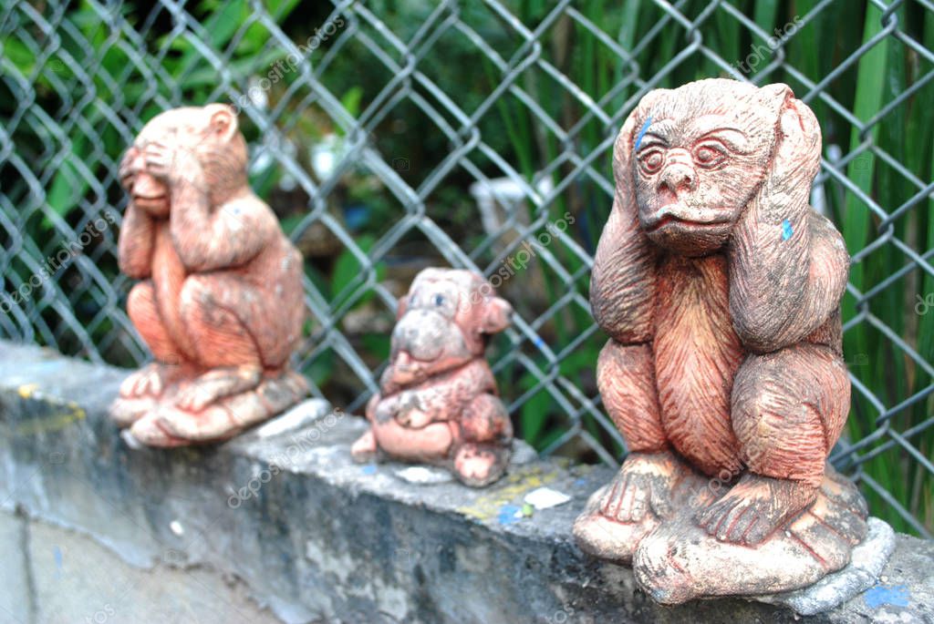 El mono cerró las orejas, el mono cerró los ojos, se sentó en el borde ...