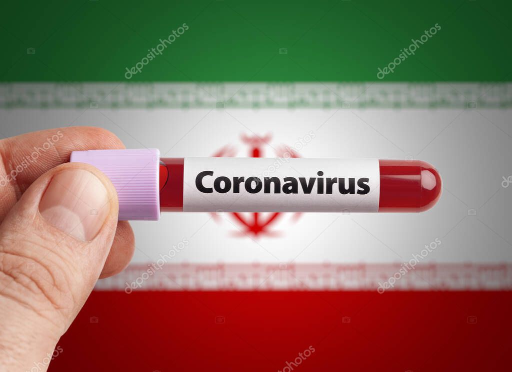 Cient fico sosteniendo sangre infectada con Coronavirus en tubo de ensayo frente a la bandera de ...