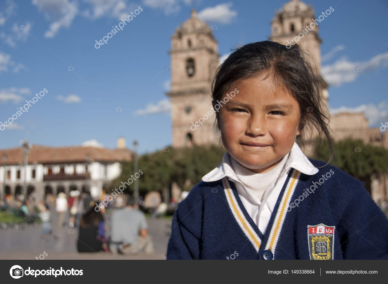 Colegiala peruana posa para una foto en Plaza de Armas en Cuzco, Perú ...