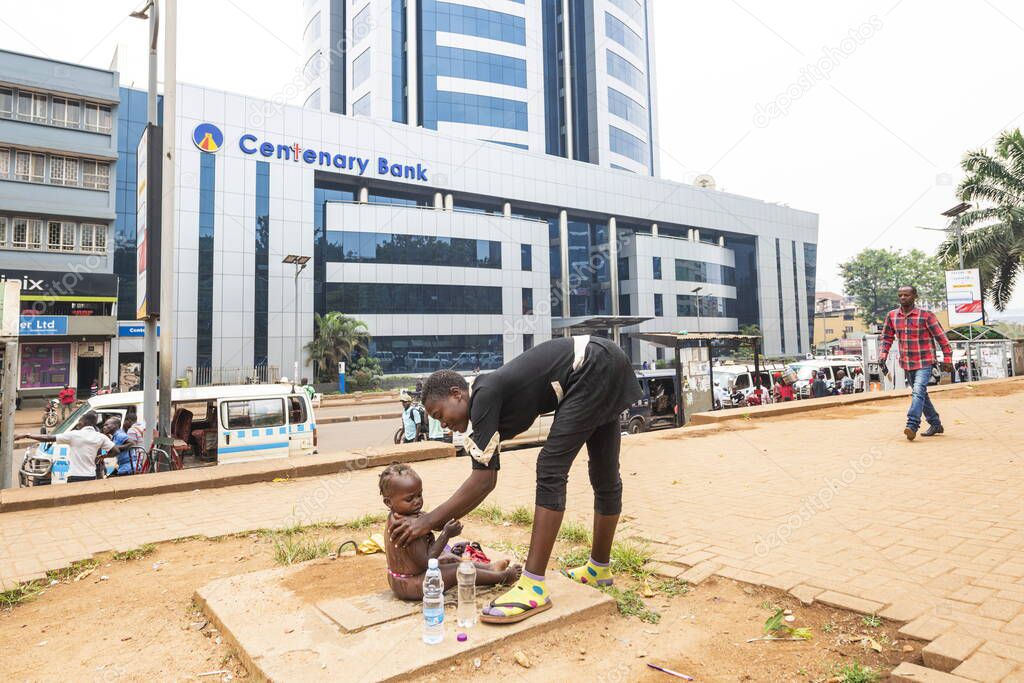 KAMPALA, UGANDA, 26 de enero de 2020: Mujer no identificada lava a su ...