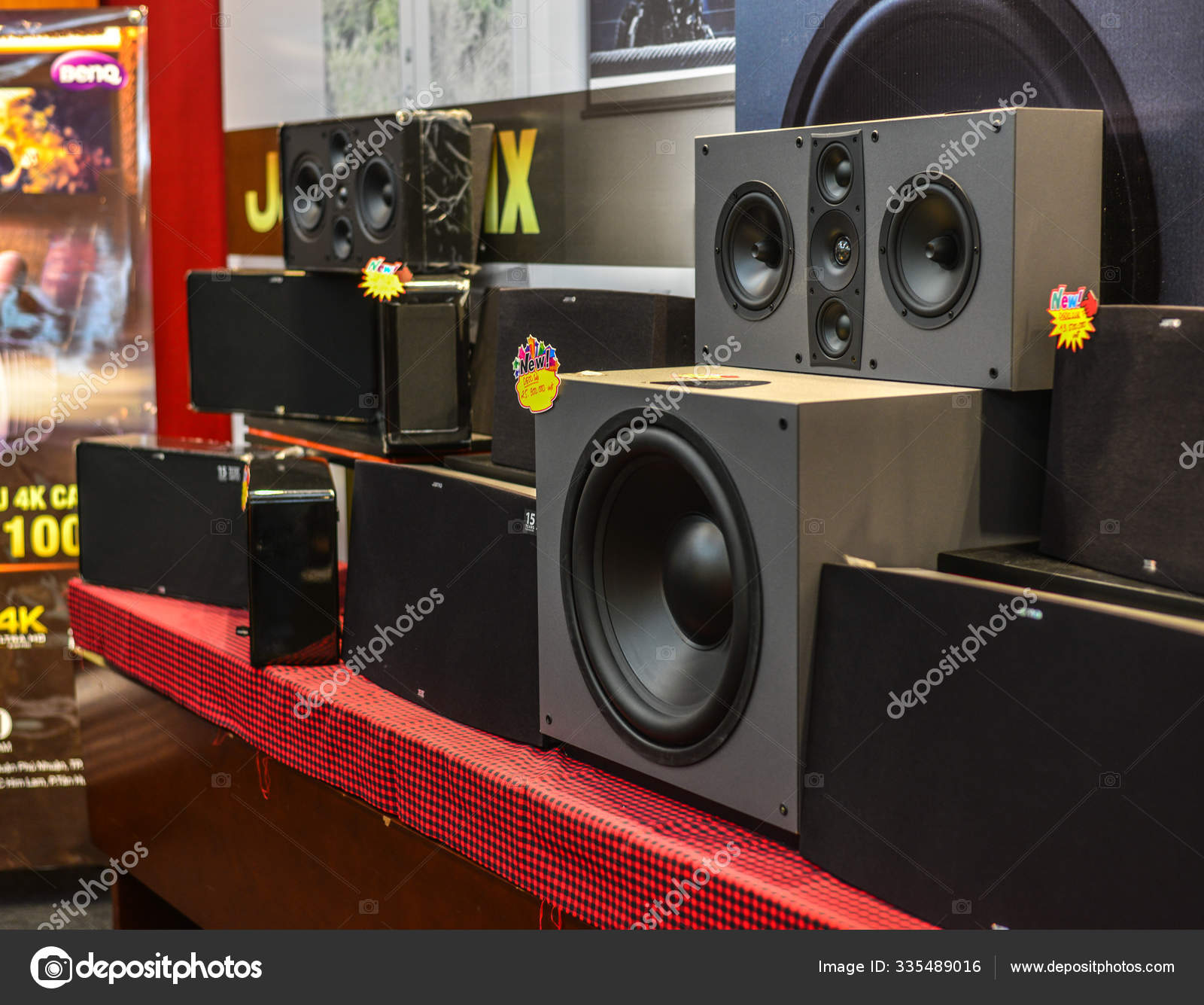 Stereo speaker system for display at the store — Stock Editorial Photo ...