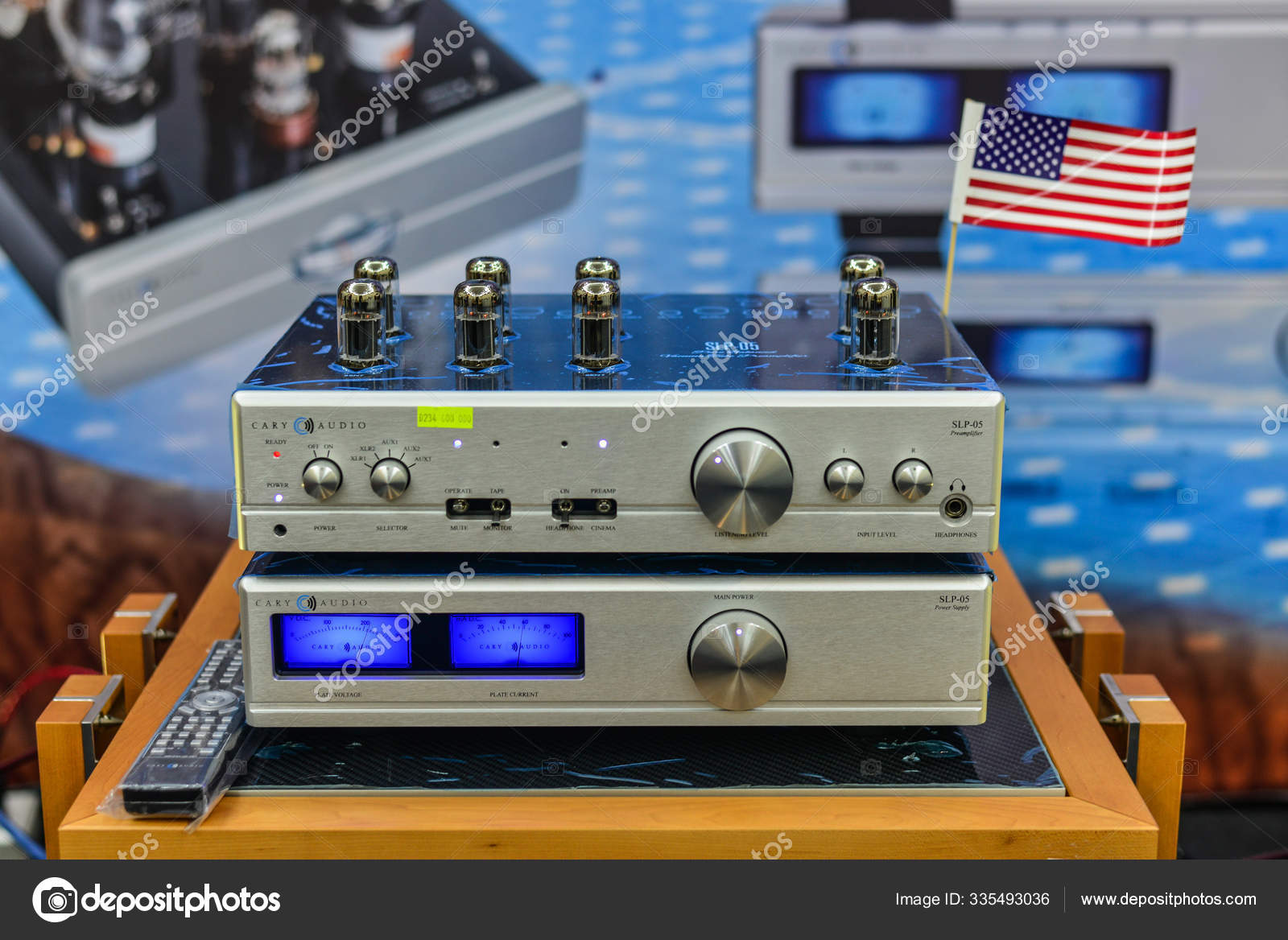 Midrange hifi system with the amplifier — Stock Editorial Photo ...