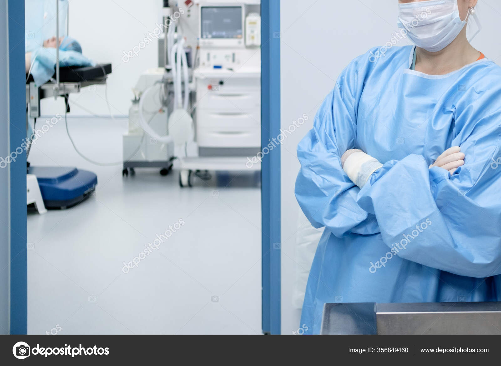 Woman Surgeon Operating Clothes Mask Sterile Gloves Stands His Arms ...