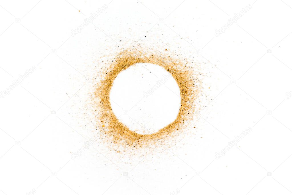un marco de arena redonda o figura aislada sobre un fondo blanco, un ...