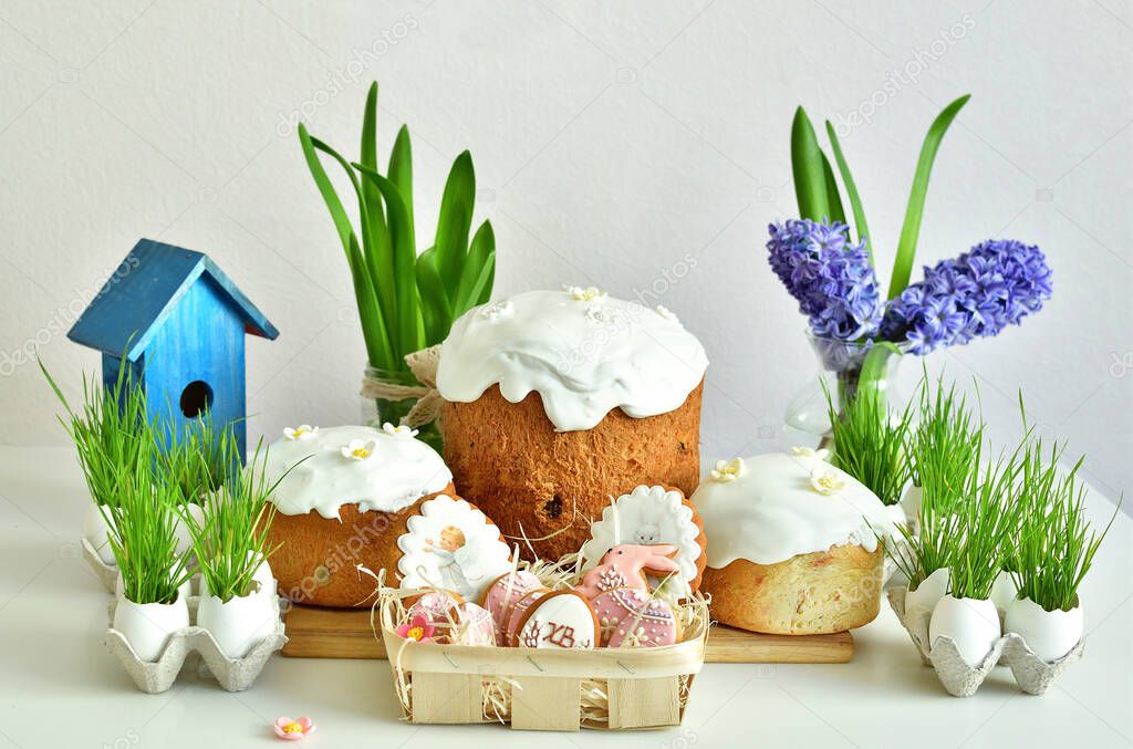 Pan dulce ortodoxo de Pascua, pastel de Pascua con hierba verde ...