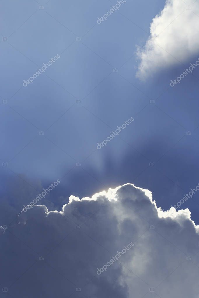 Sol brillando desde detr s de las nubes 2024