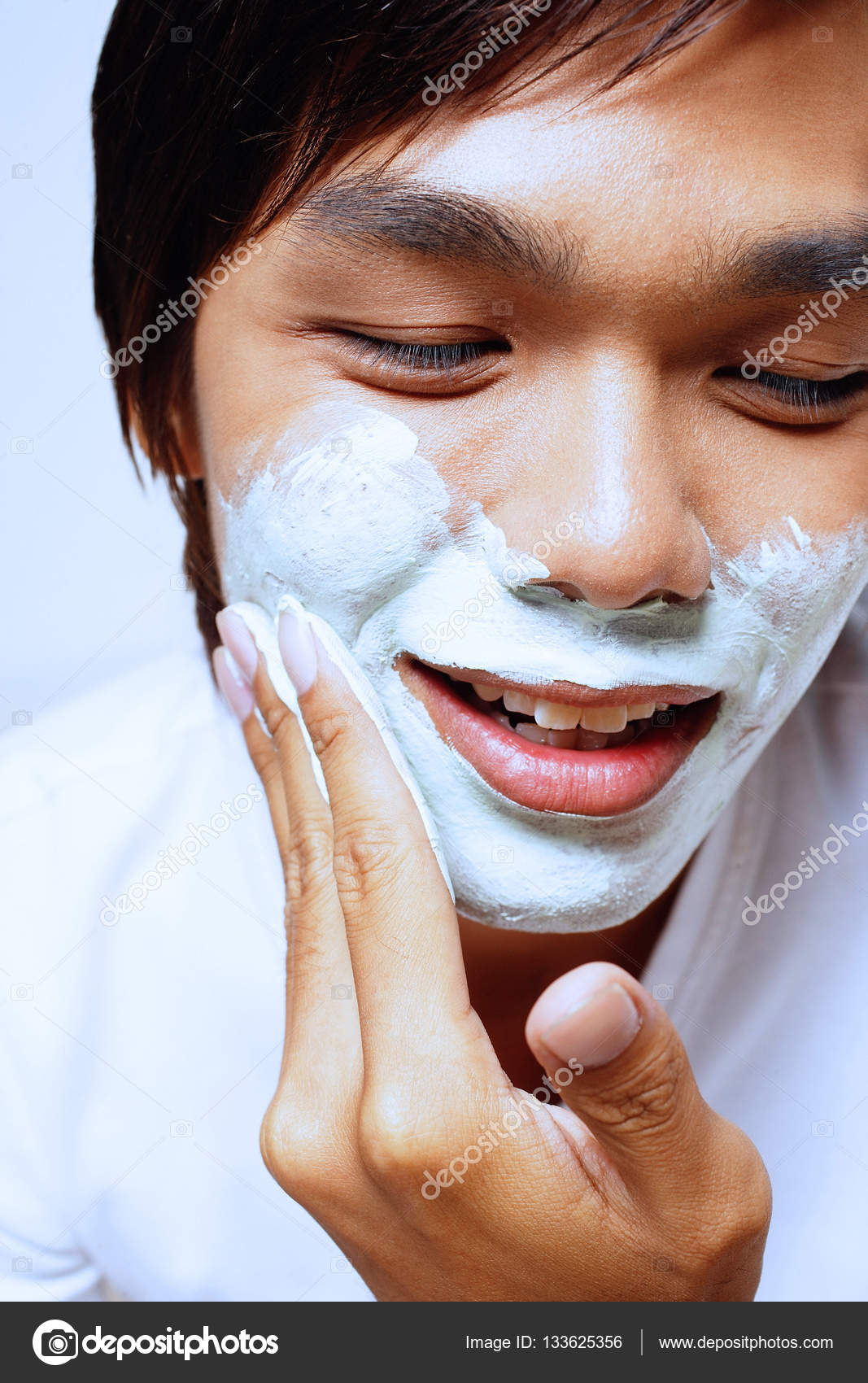 Guy Shaving Putting On Lipstick | Lipstutorial.org