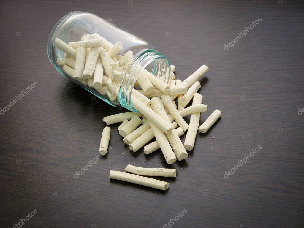 Kashk, qurt, kurut, gurt o qurut se vierten desde un frasco de vidrio ...