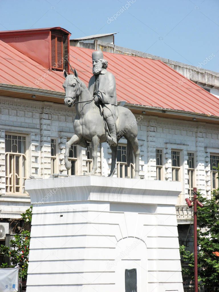 Rasht, Gilan, Irán - 11 de agosto de 2019: Estatua de Mirza Kutschak ...