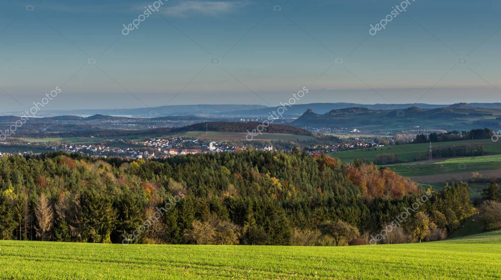 Vista sobre el paisaje otoñal de Hegau con el lago Constanza y las ...