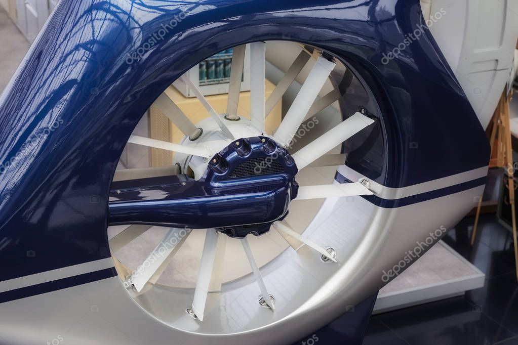 H lice trasera de helic ptero, plateado y azul oscuro. Exposici n de transporte 2024