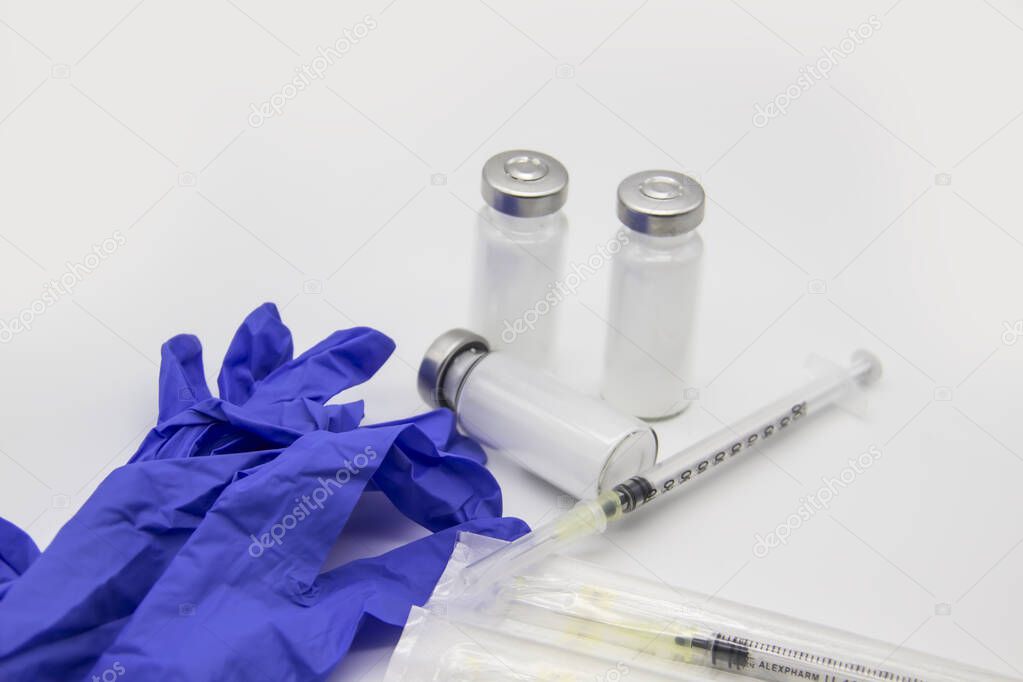 Frascos de insulina para diabetes y jeringa para inyección. Concepto ...
