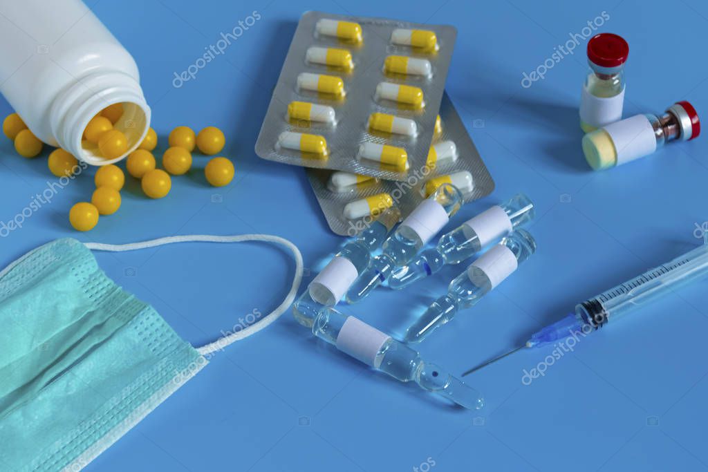 Un frasco de medicamento junto a una jeringa. Medicamentos para el ...