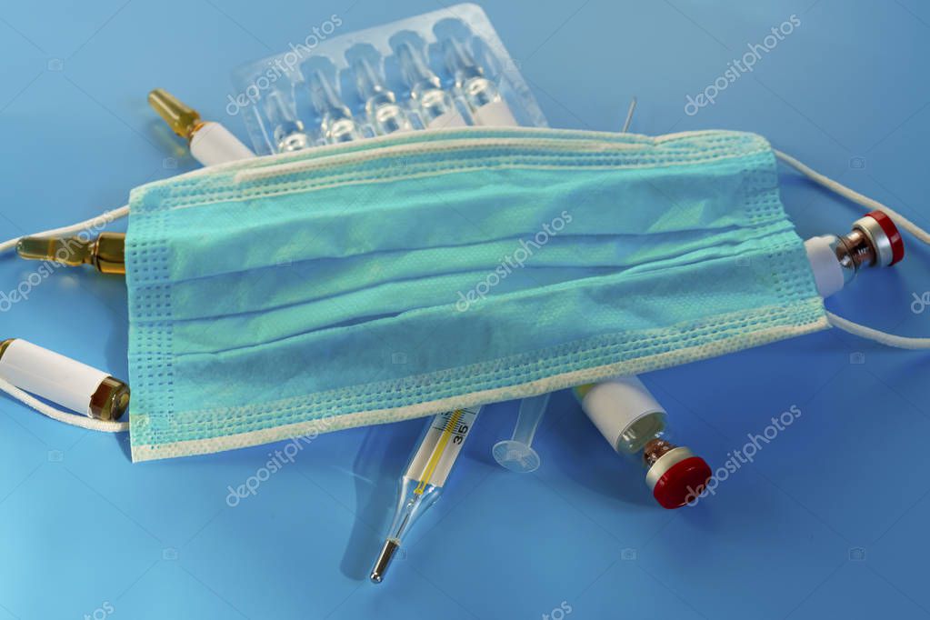 Un frasco de medicamento junto a una jeringa. Medicamentos para el ...