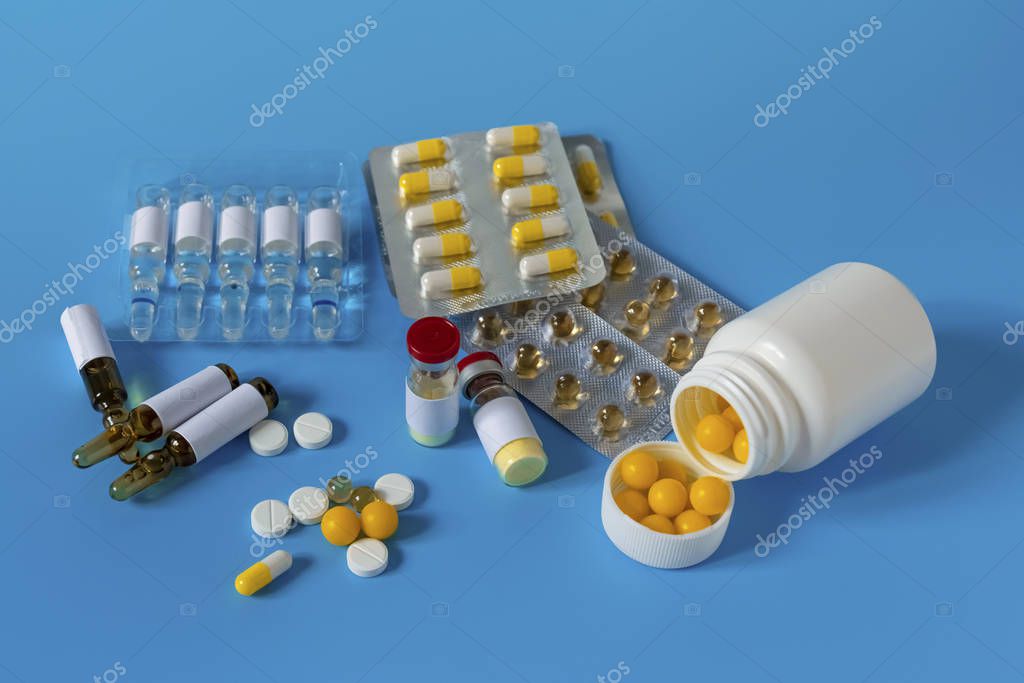 Un frasco de medicamento junto a una jeringa. Medicamentos para el ...