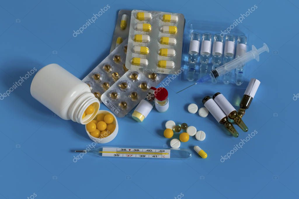 Un frasco de medicamento junto a una jeringa. Medicamentos para el ...