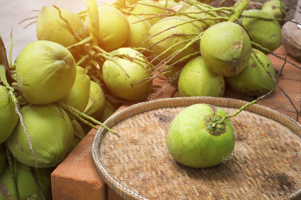 Coco en una bandeja de bambú. Fruta tropical utilizada para hacer leche ...