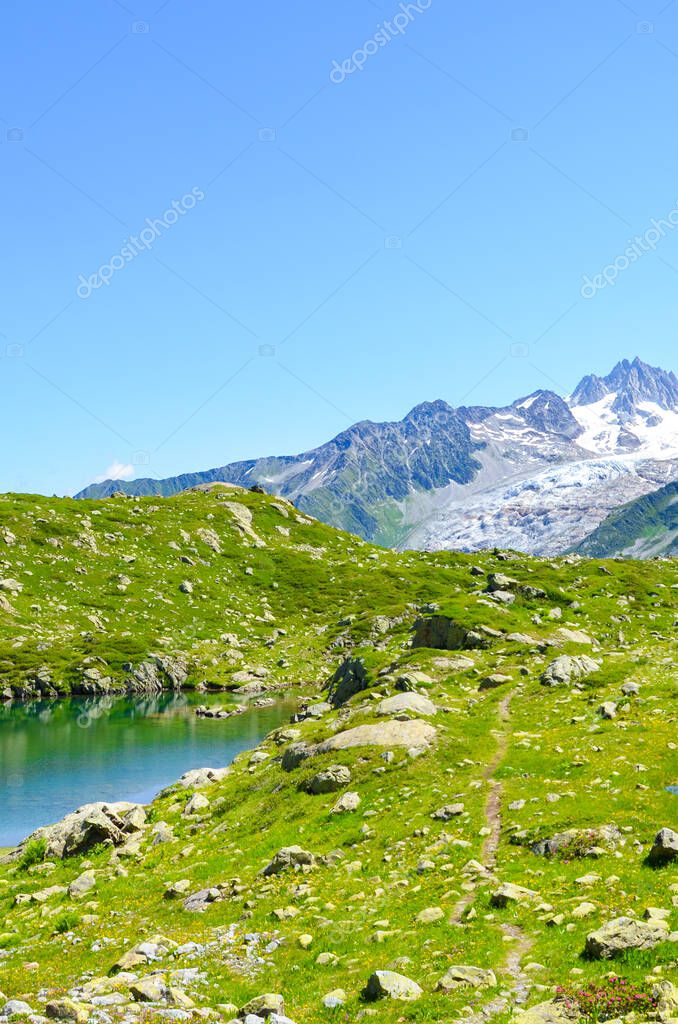 Alpine Lac de Cheserys, lago Cheserys cerca de Chamonix-Mont-Blanc en ...