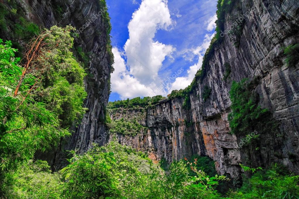 Formaciones rocosas de piedra caliza de Wulong Karst en Longshui Gorge ...