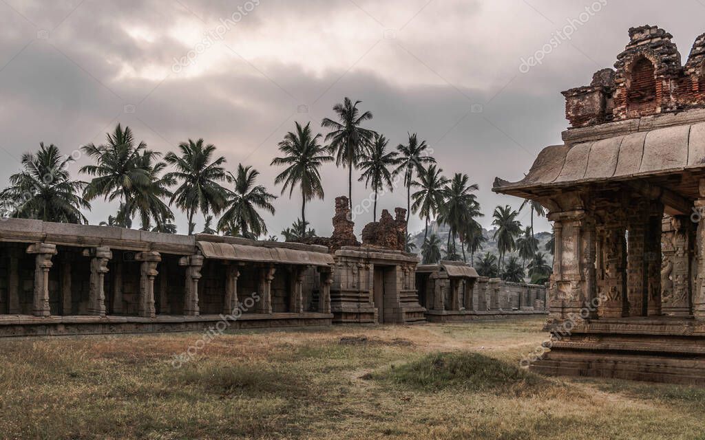 Ruinas de Vijayanagara de la antigua capital del Imperio Vijayanagar en ...