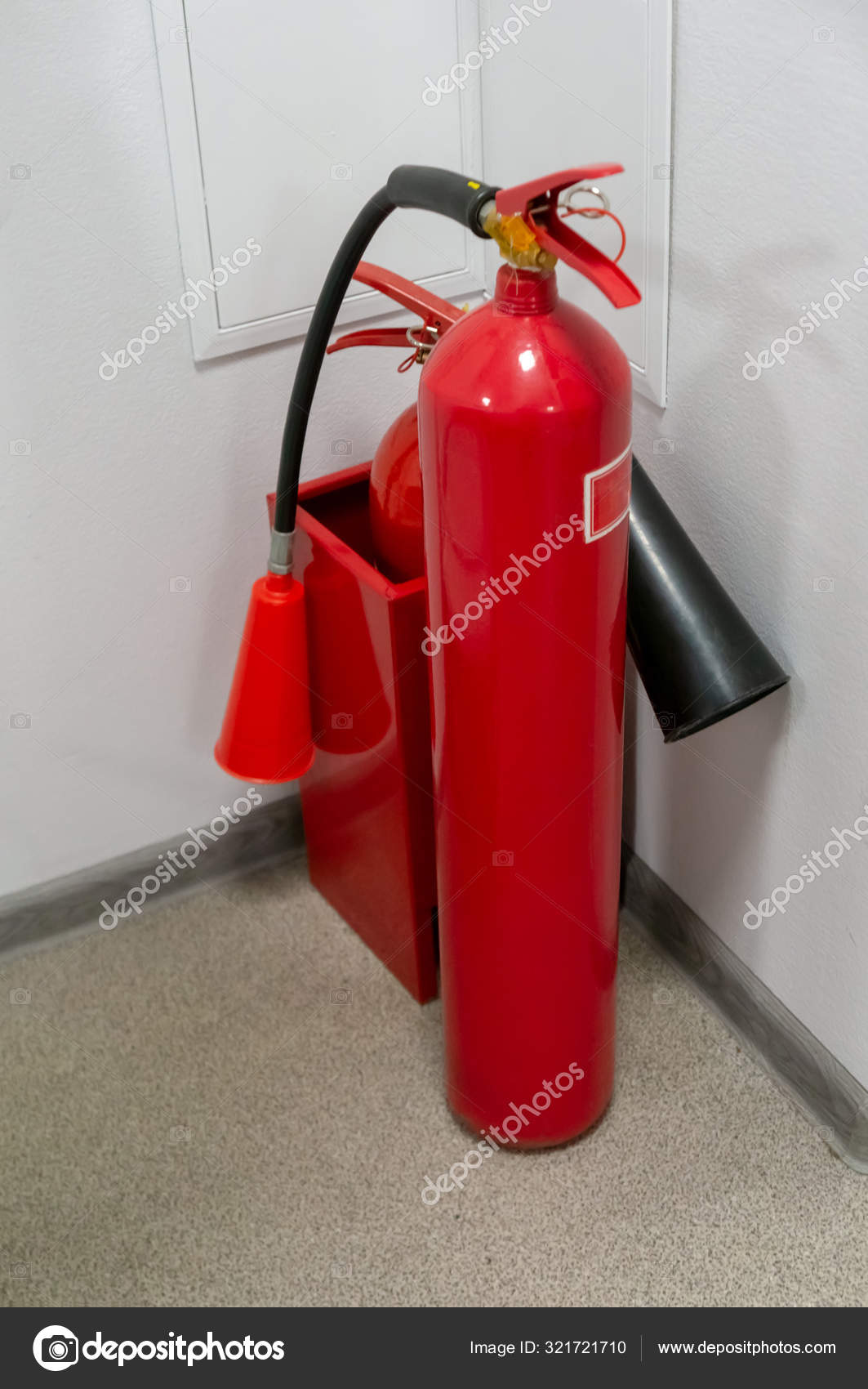 Extintor en el edificio de oficinas. Seguridad contra incendios — Foto ...