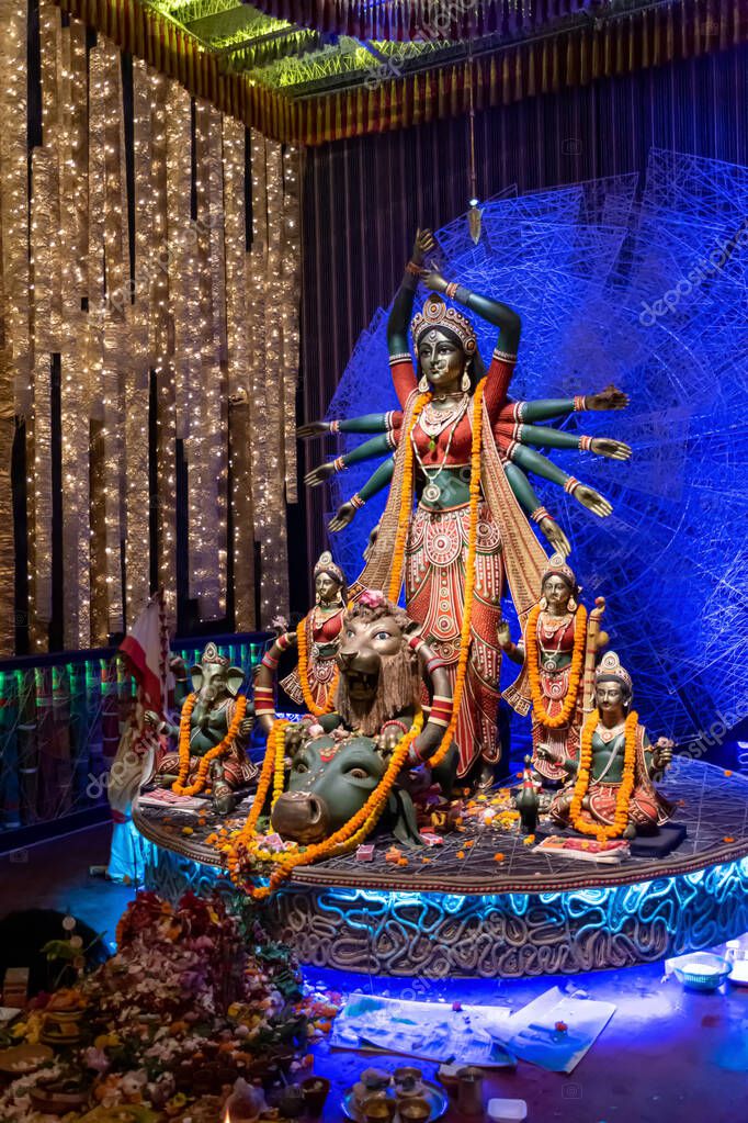 Diosa Durga ídolo en Durga decorado Puja pandal, tiro a la luz de color ...