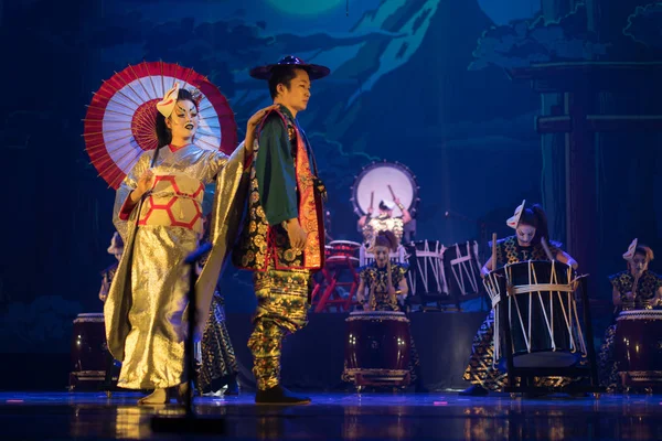 Traditional Japanese Performance Couple Traditional Kimono Dancing ...