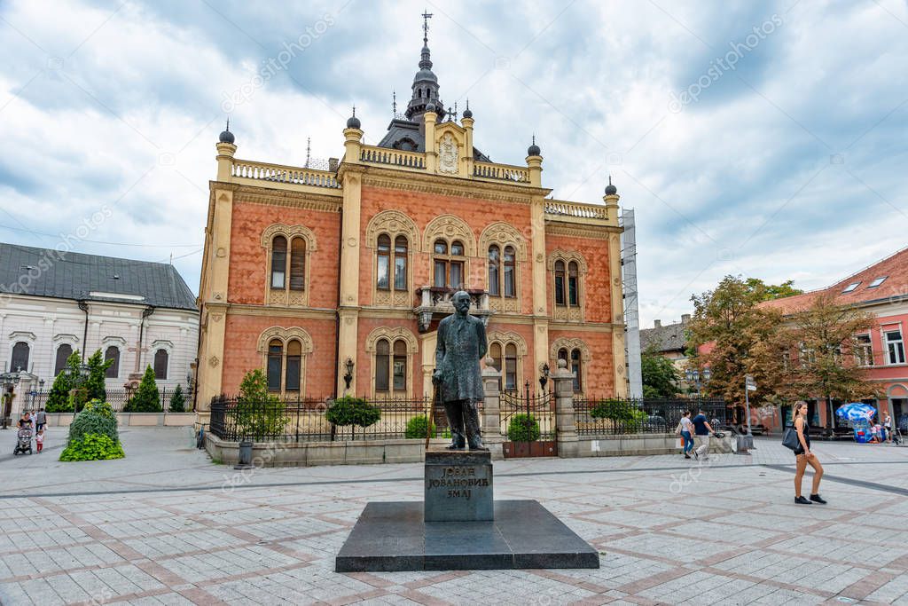 Centro de Novi Sad. Plaza frente al Palacio Episcopal (serbio: Vladicanski dvor) y Monumento a ...