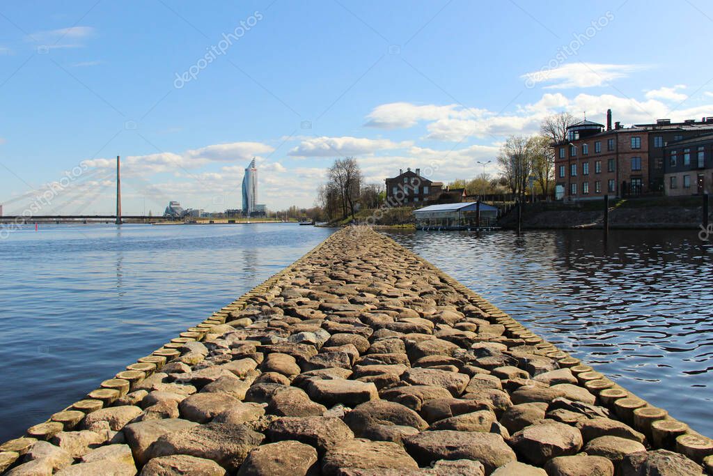 Muelle rocoso que separa el río. Paseo romántico cerca del agua. 2022