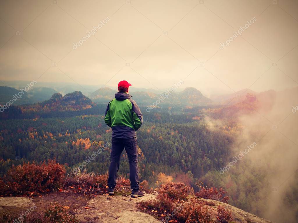 Hombre estancia turística en pico de roca afilada. Caminante solo en ...
