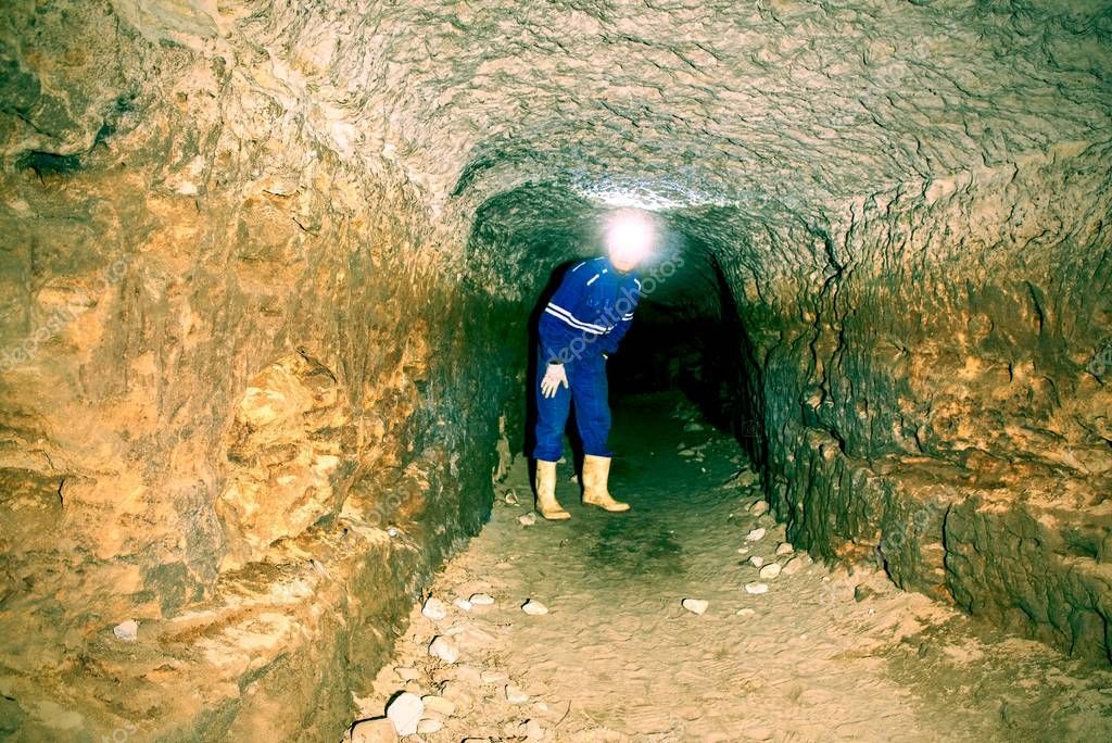 El hombre en t nel subterr neo trabaja. Empleado en traje de seguridad trabaja en t nel medieval ...