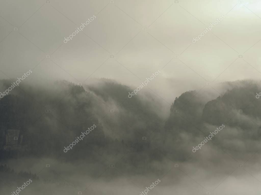 Vista brumosa en las montañas. Fantástico amanecer de ensueño sobre el ...