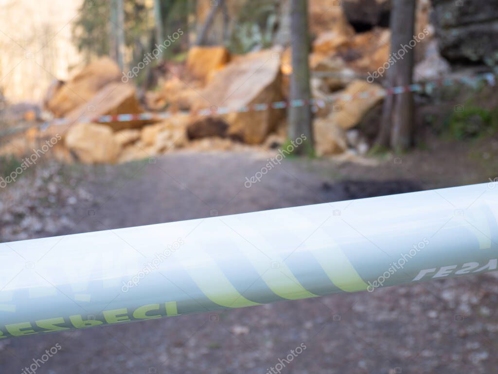 No entrar en la zona. Roca colapsada masiva de la colina. Piedra ...