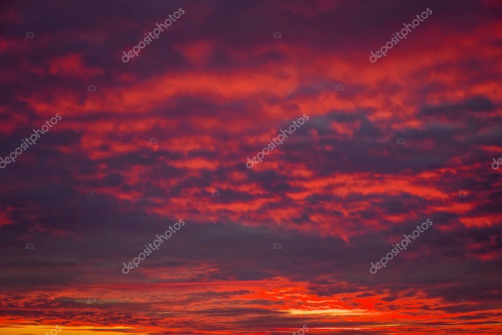 Cielo del atardecer de colores ardiente, naranja y rojo. Hermoso fondo 2025