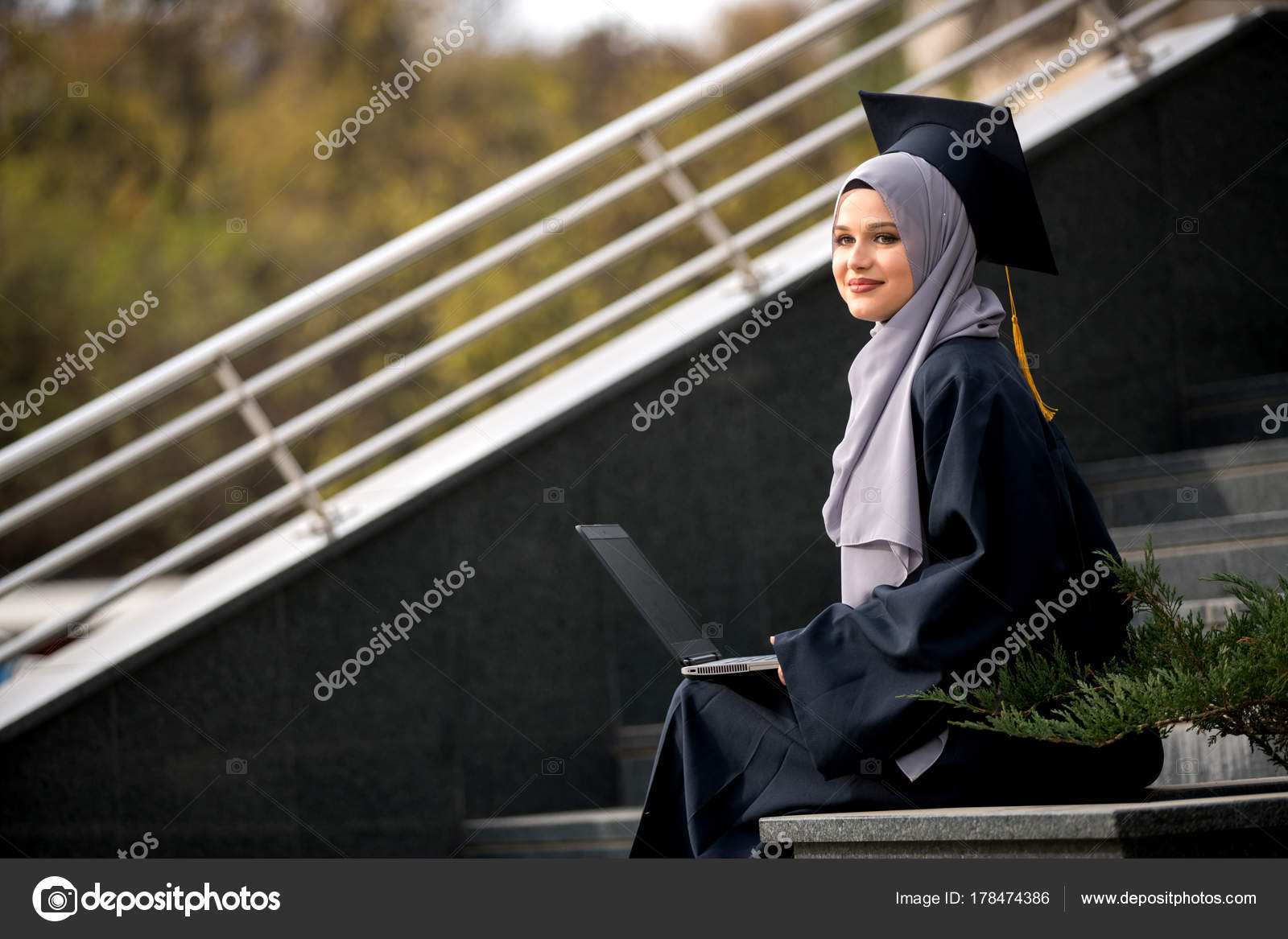 Pretty Female Graduate Student Wearing Hijab Computer — Stock Photo ...