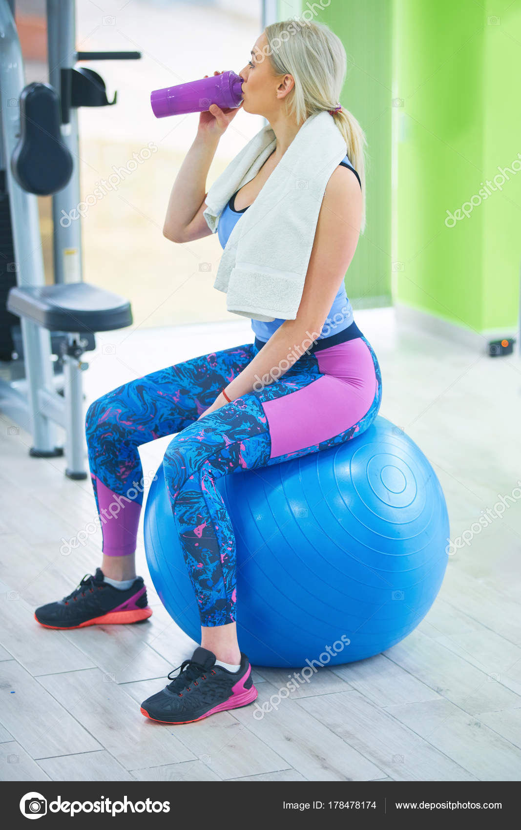 Professional Bodybuilding Athlete Relax Exhausting Training Athlete ...