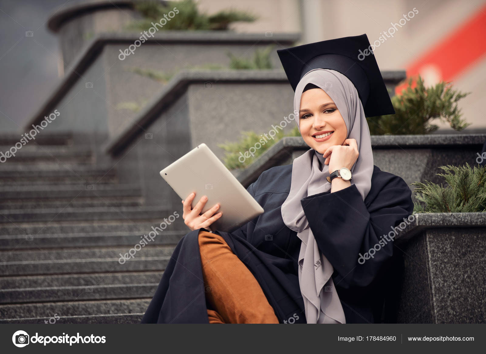 Pretty Female Graduate Student Wearing Hijab Computer — Stock Photo ...