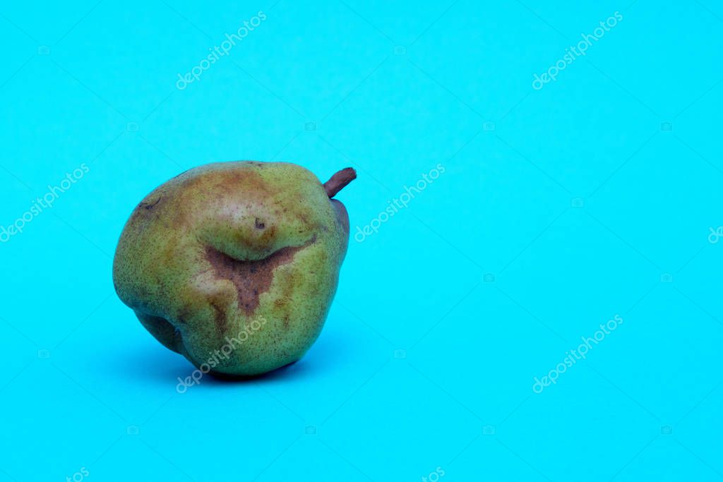 Una pera fresca, ogranica, bio fea y fea de color verde claro sobre un ...