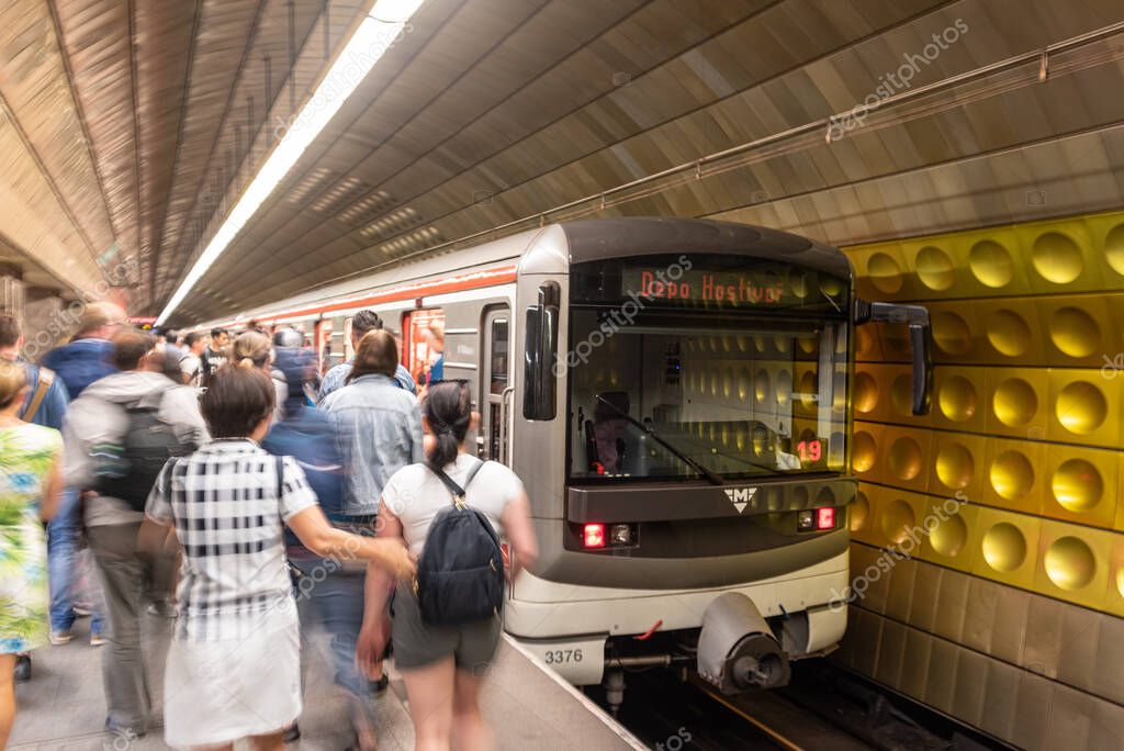 Estación de metro de Praga y terminal de la línea A - Depo Hostivar. Es ...