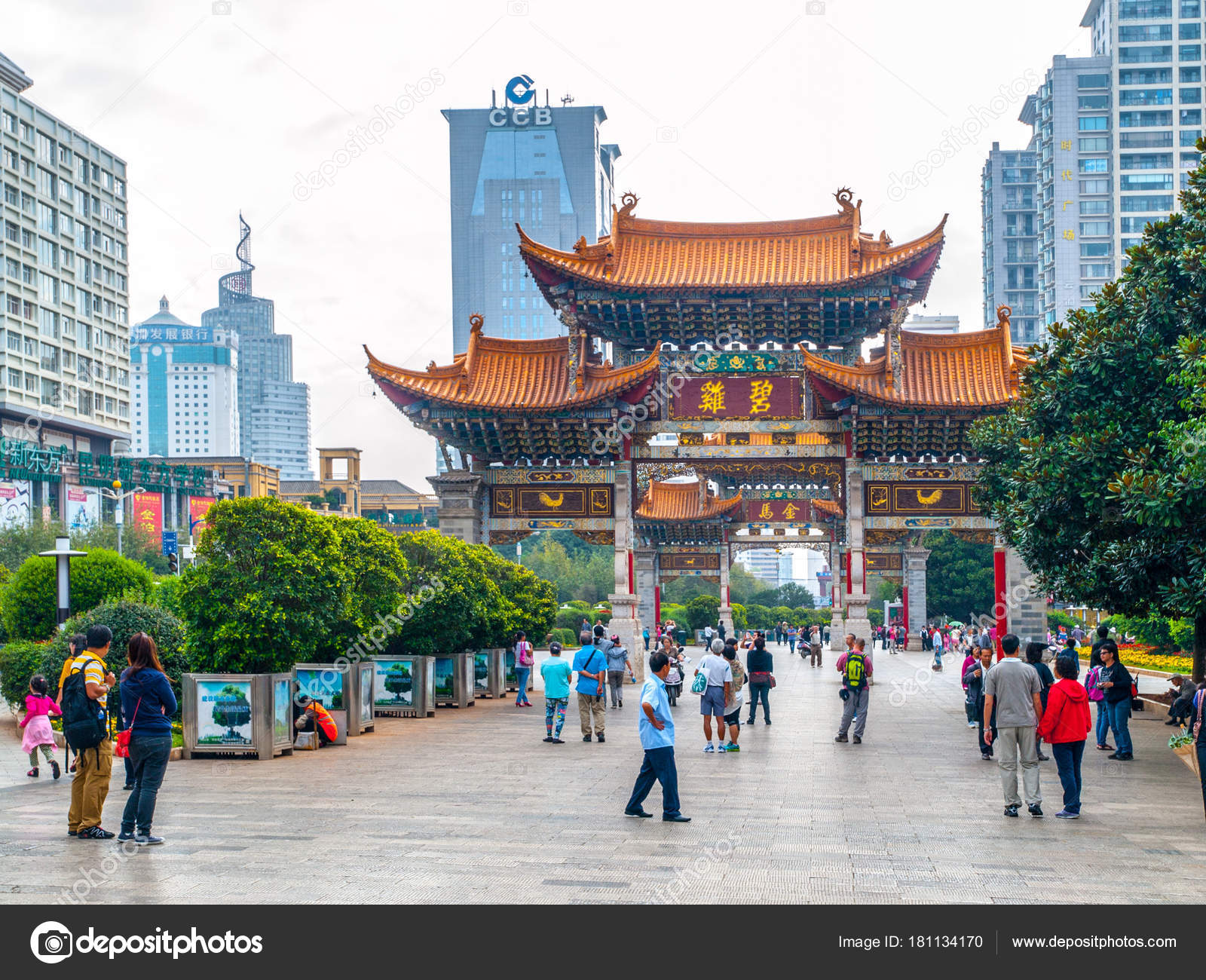 KUNMING, CHINA - SEPTEMBER 9, 2012: Kunming Archway. Traditional ...