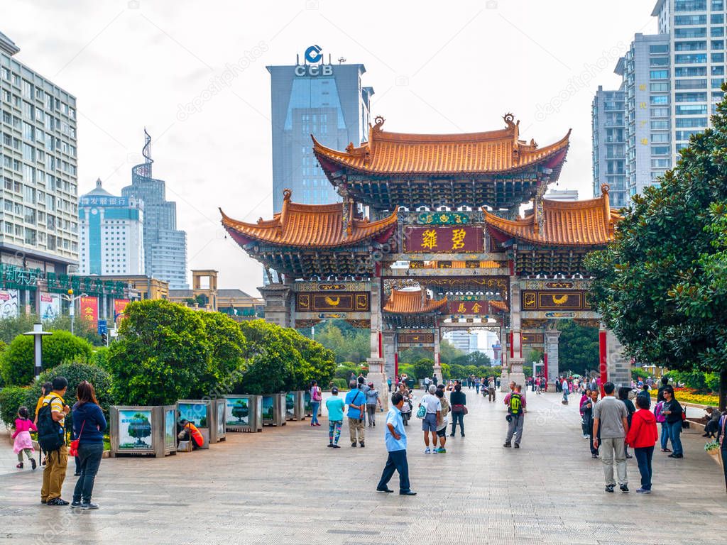 KUNMING, CHINA - SEPTEMBER 9, 2012: Kunming Archway. Traditional ...