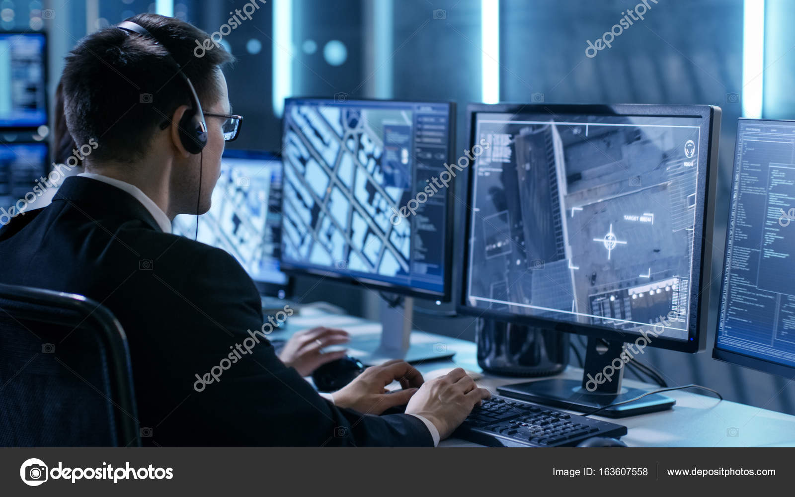 Government Agent is Tracking Fugitive with Her Computer in Big M ...