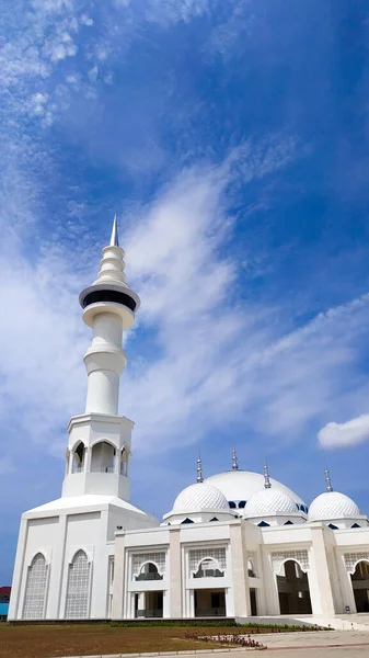 White marble mosque in dubai Stock Photos, Royalty Free White marble ...