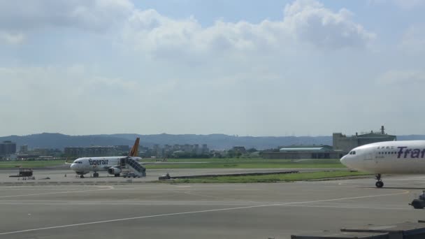 Plane Arrived Taiwan International Airport Dan Stock Video Footage by ...